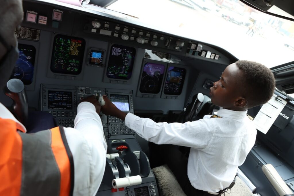 Captain Graham Shema, un pilote ougandais âgé de 7 ans qui fait ...